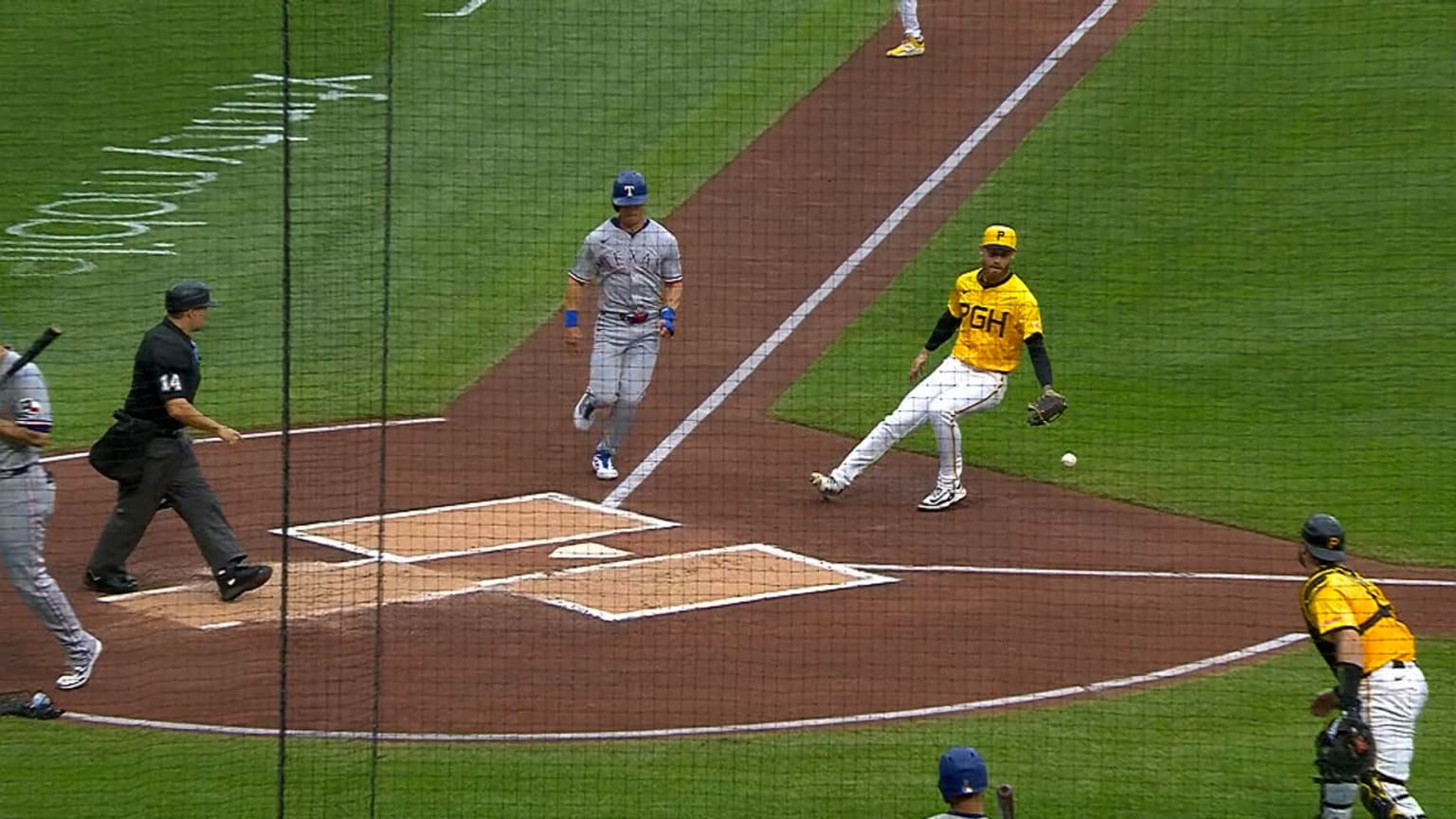 Sam Haggerty scores on a wild pitch | 06/20/2025 | Pittsburgh Pirates