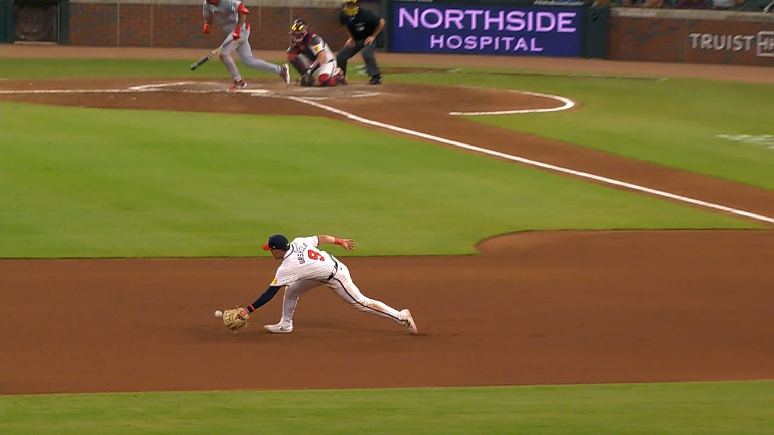Gio Urshela's spinning play | 07/24/2024 | Atlanta Braves