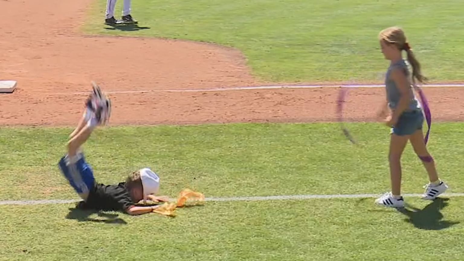 Young fans dance on baseball field with streamers | 08/10/2023 | MLB.com