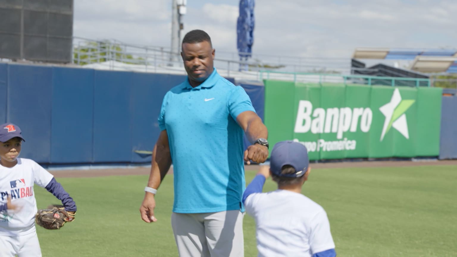 Ken Griffey Jr. Visits Nicaragua as WBC Ambassador | 02/26/2026 | MLB.com