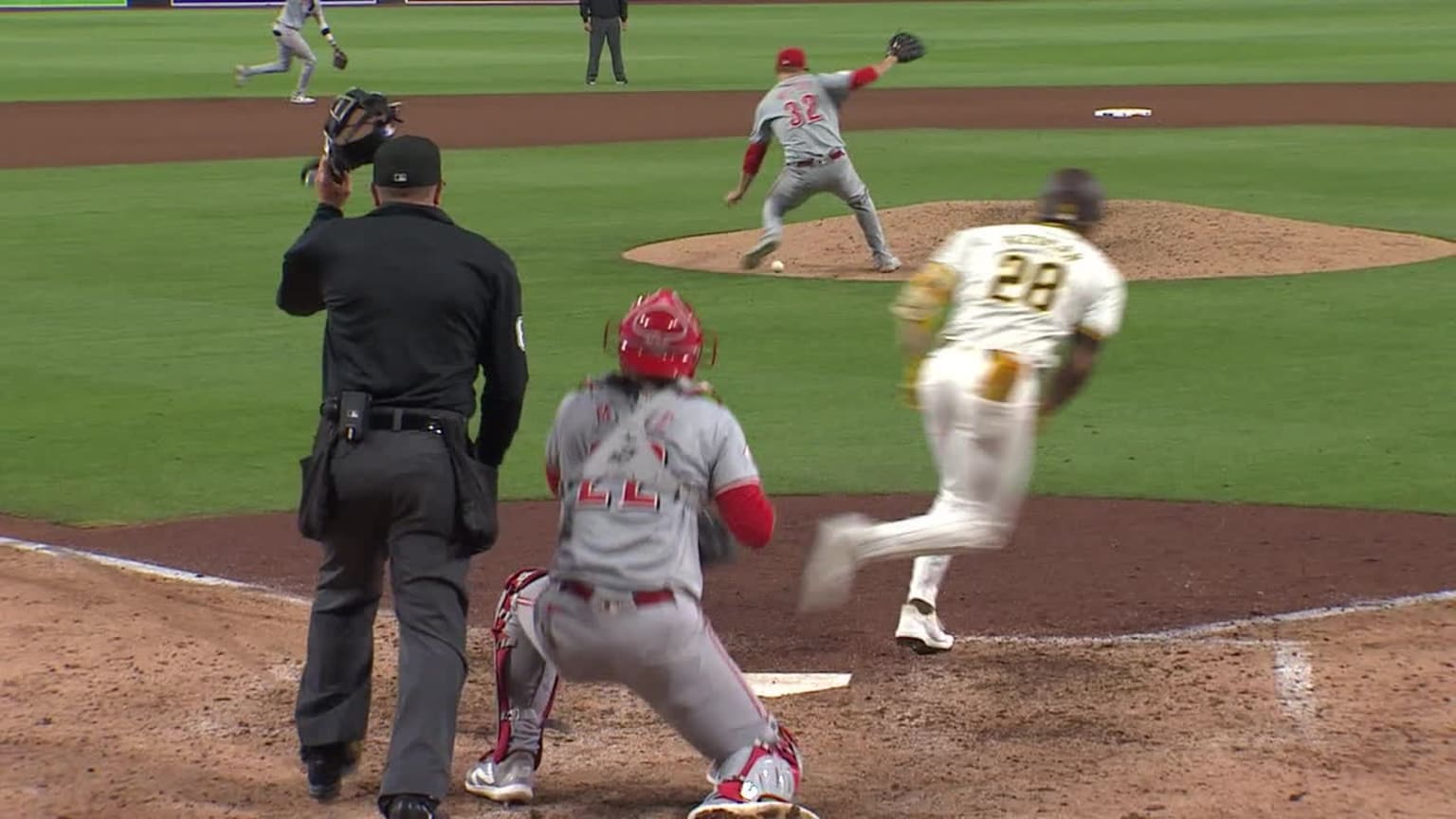 Justin Wilson leaves game with leg injury | 04/30/2024 | Cincinnati Reds