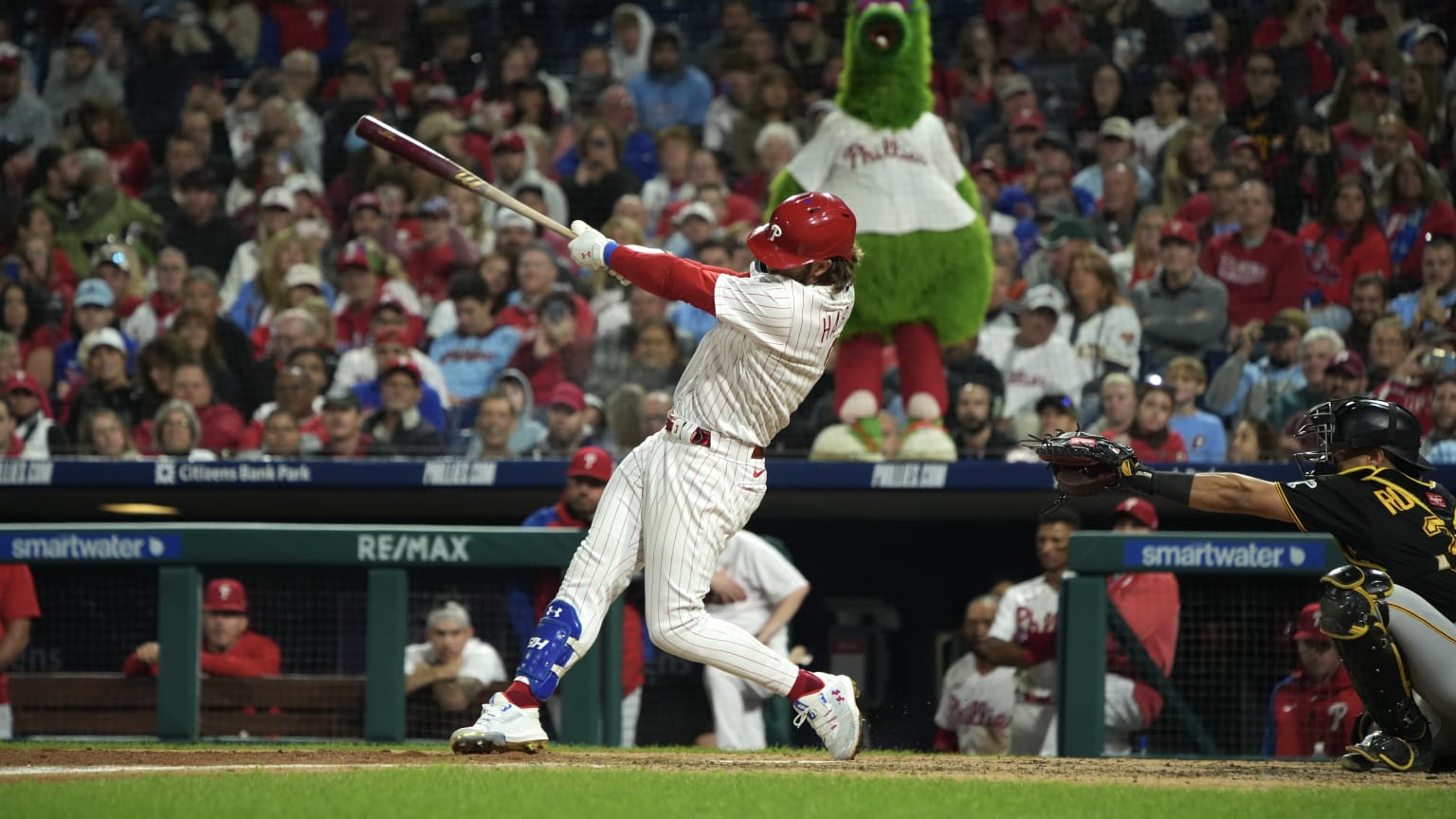 Bryce Harper lines a go-ahead solo homer in the 7th | 09/27/2023 ...