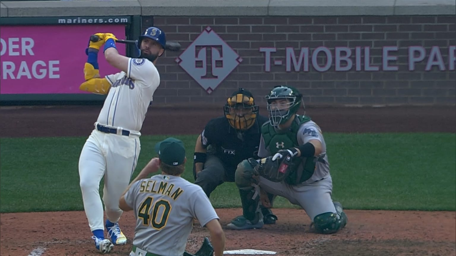 Jesse Winker crushes a three-run homer in the 9th | 10/02/2022 ...