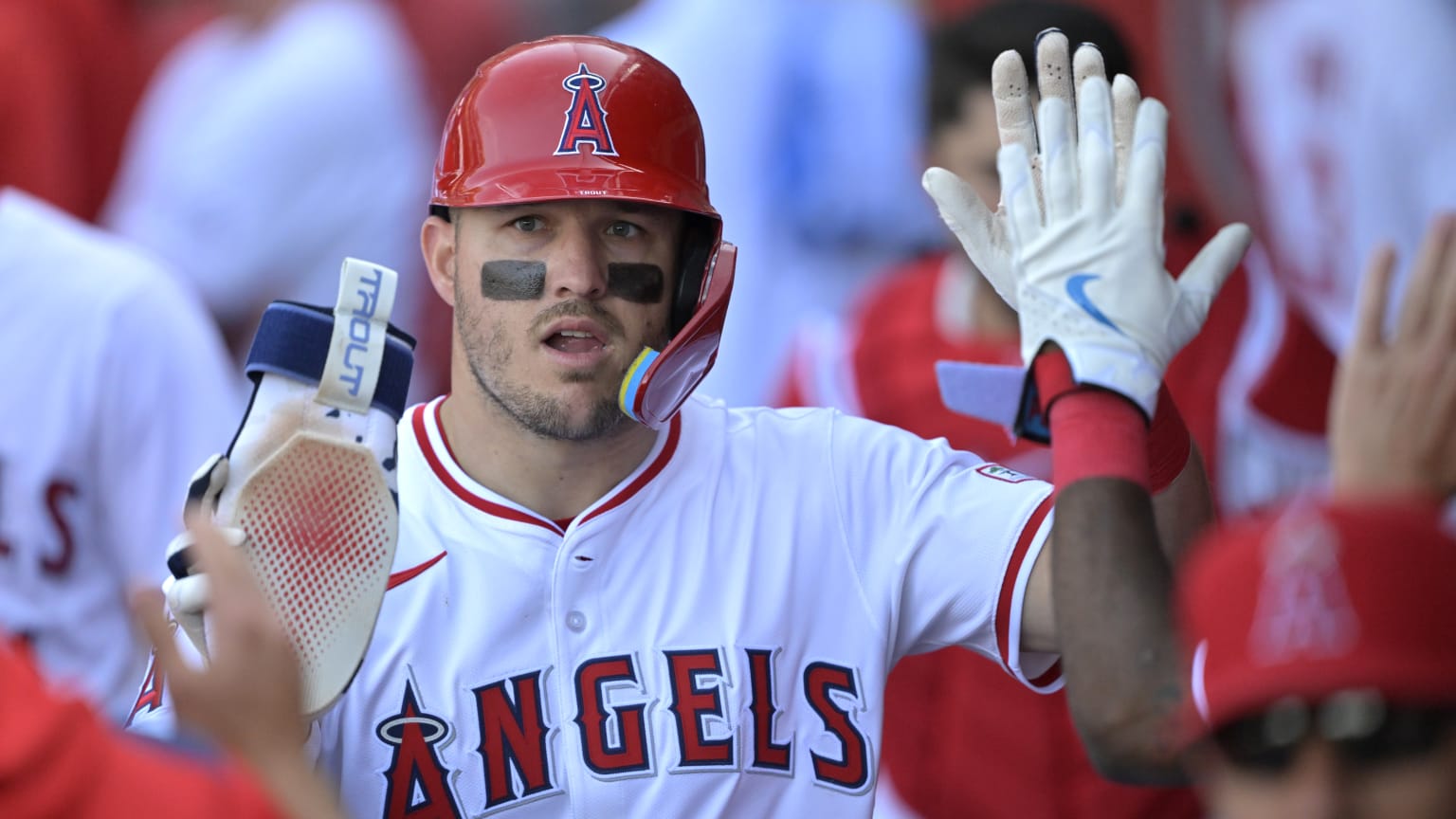 Mike Trout scores on Zach Neto's HBP | 04/20/2025 | Los Angeles Angels