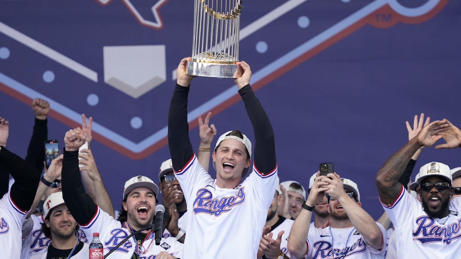 Corey Seager energizes fans at World Series parade | 11/03/2023 | Texas ...