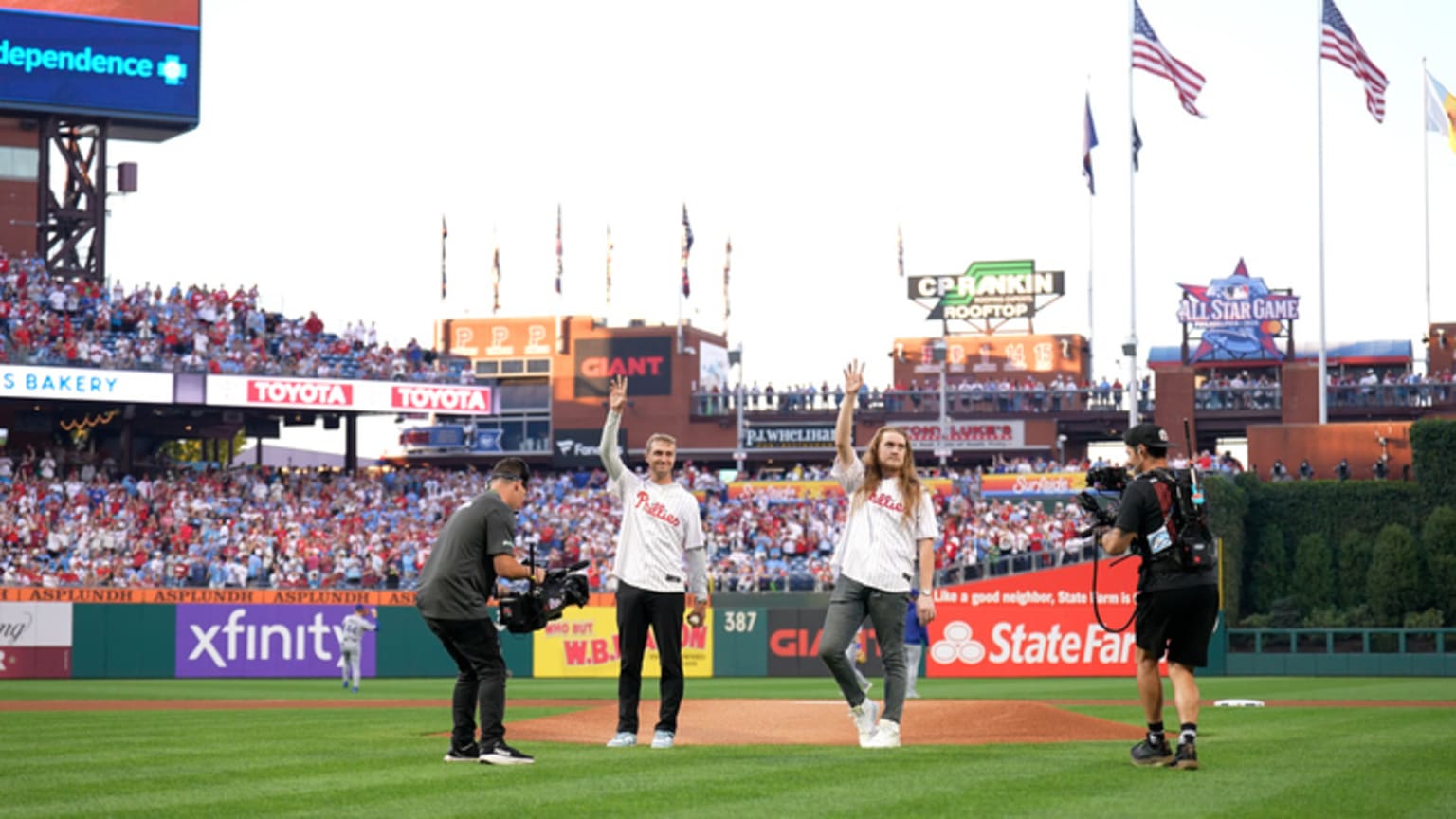 Braden and Ryan Halladay throw out the first pitch | 10/06/2025 | MLB.com