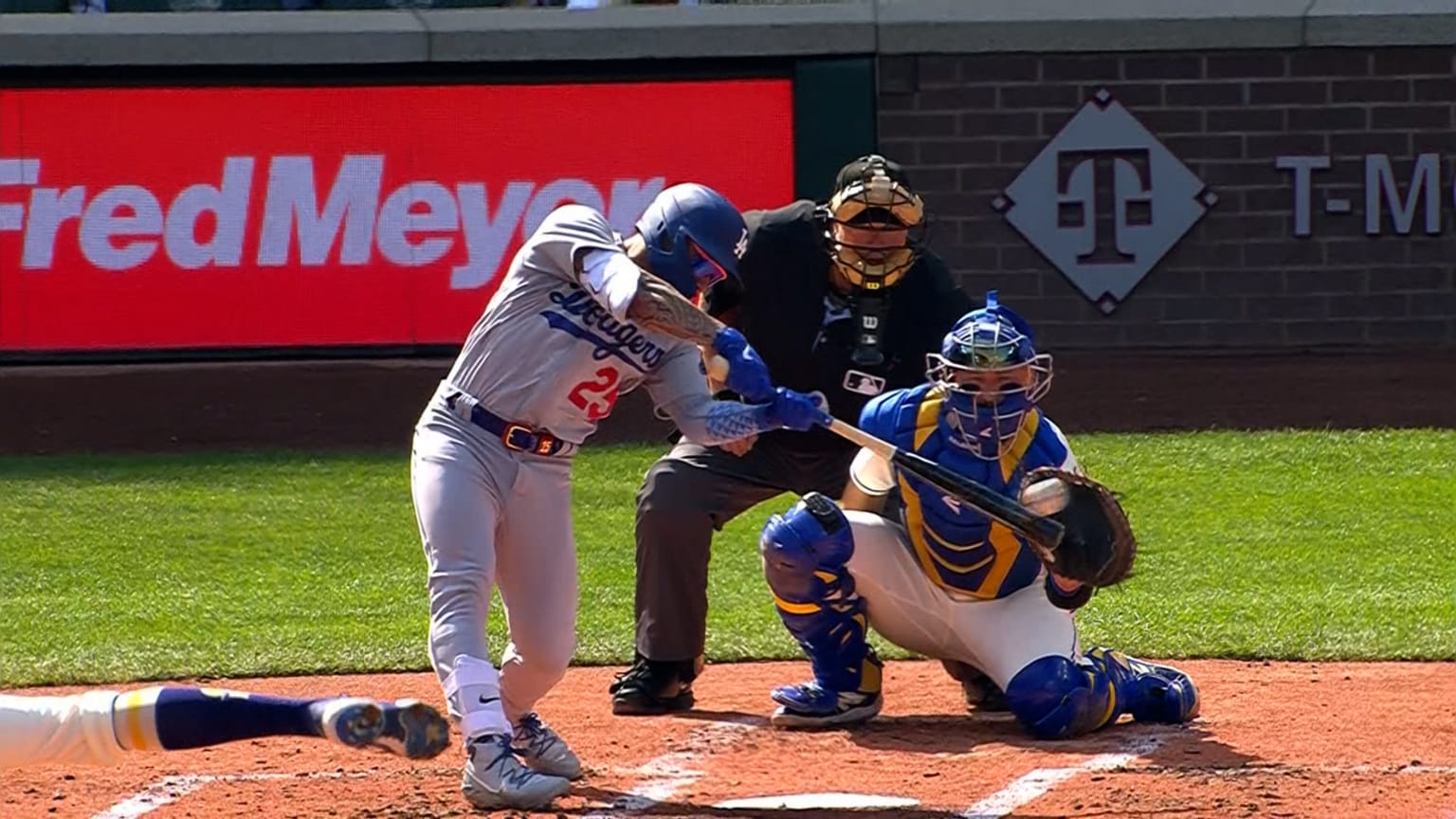 Kolten Wong drives home Amed Rosario with a single | 09/17/2023 | Los ...