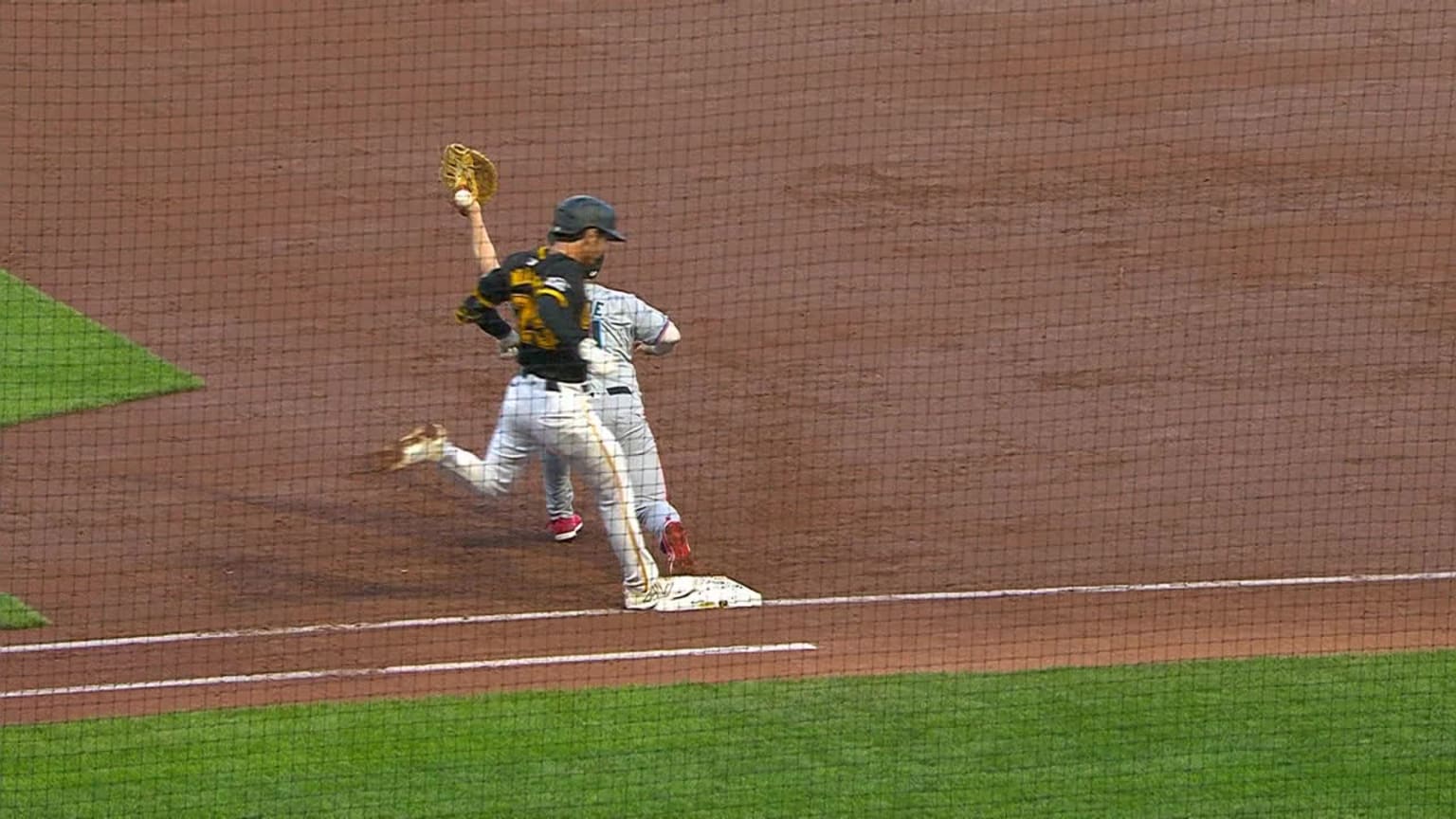 Alika Williams reaches on an error | 09/09/2024 | Pittsburgh Pirates