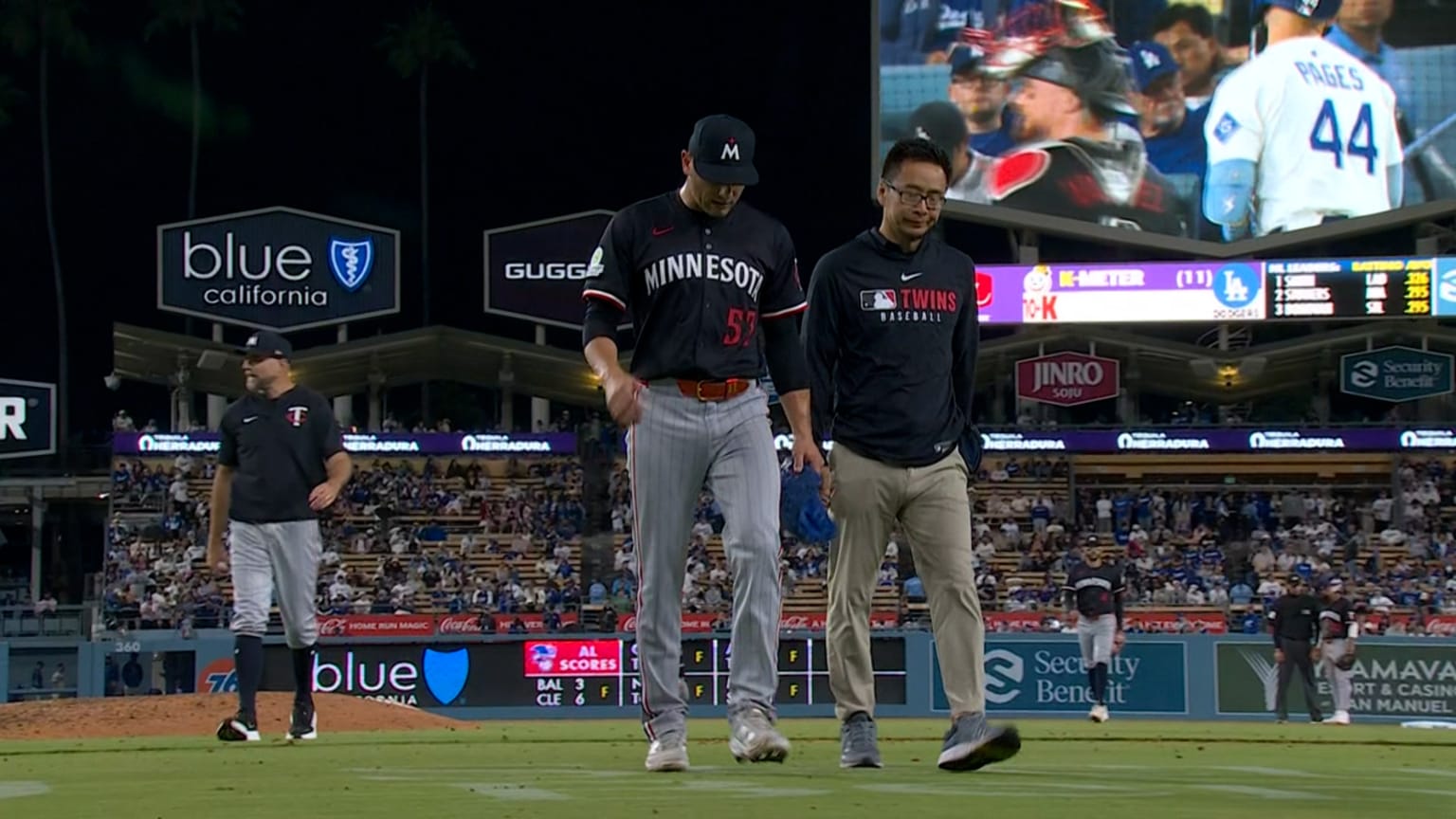 Anthony Misiewicz leaves with an injury in the 8th | 07/22/2025 ...