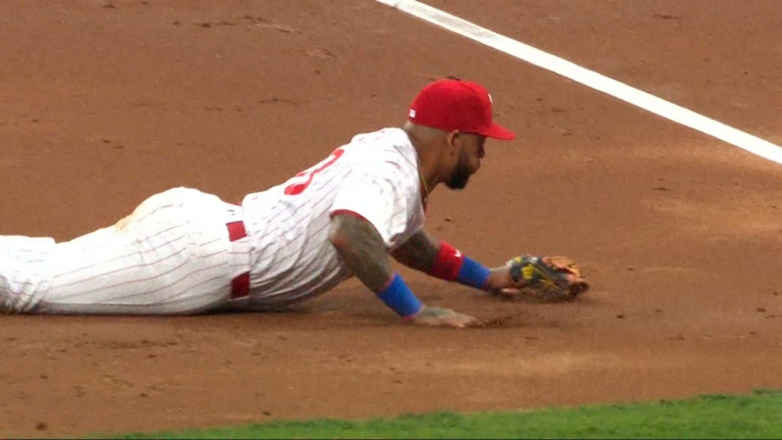 Edmundo Sosa's diving stop | 08/05/2025 | Philadelphia Phillies