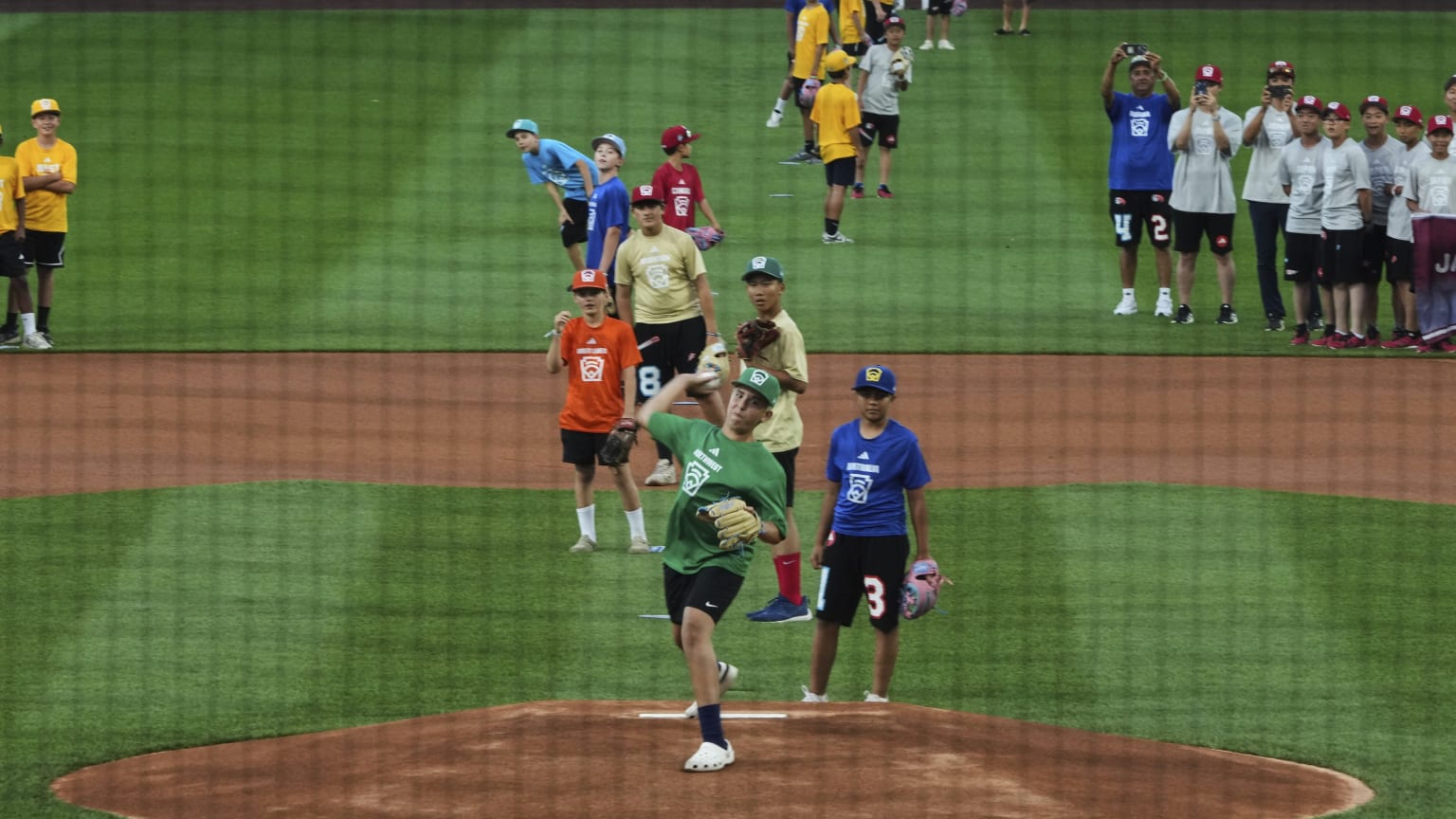 Little League Classic ceremonial first pitch relay | 08/17/2025 | MLB.com