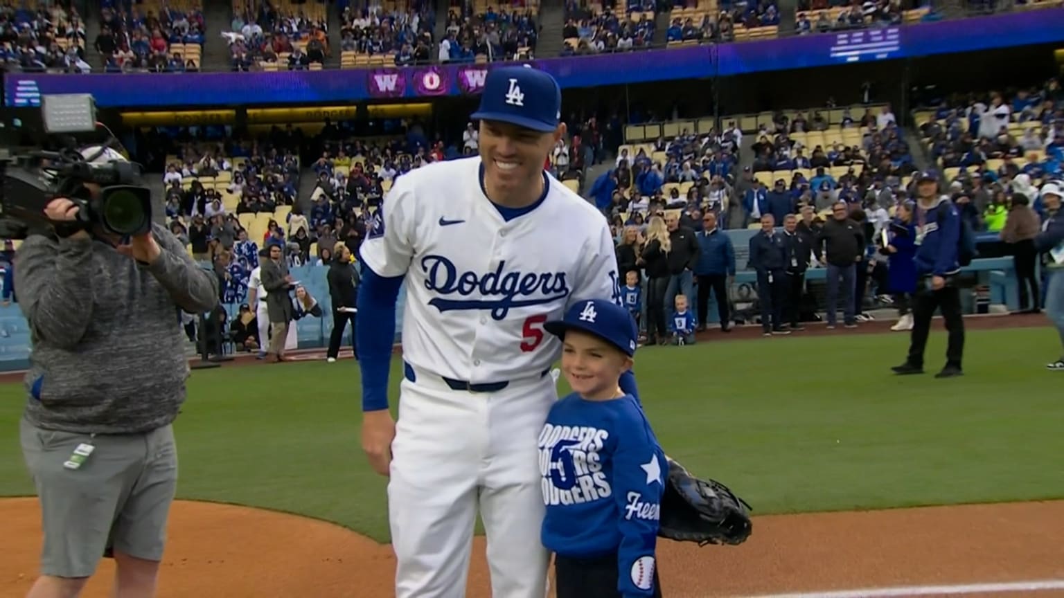 Charlie Freeman throws perfect first pitch | 03/30/2024 | Los Angeles Dodgers