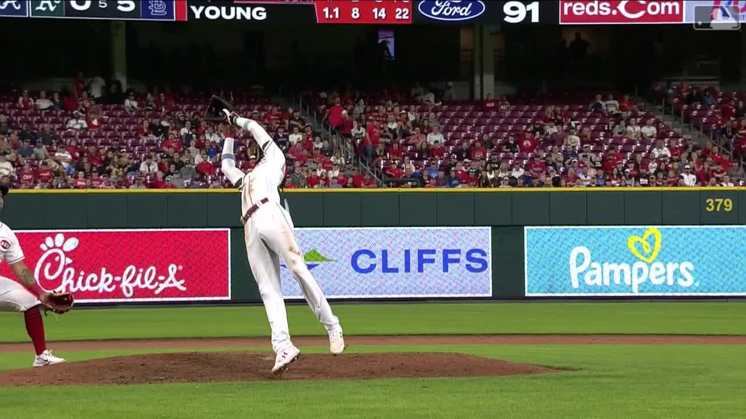 Elly De La Cruz makes off-balance catch on the mound | 08/15/2023 ...
