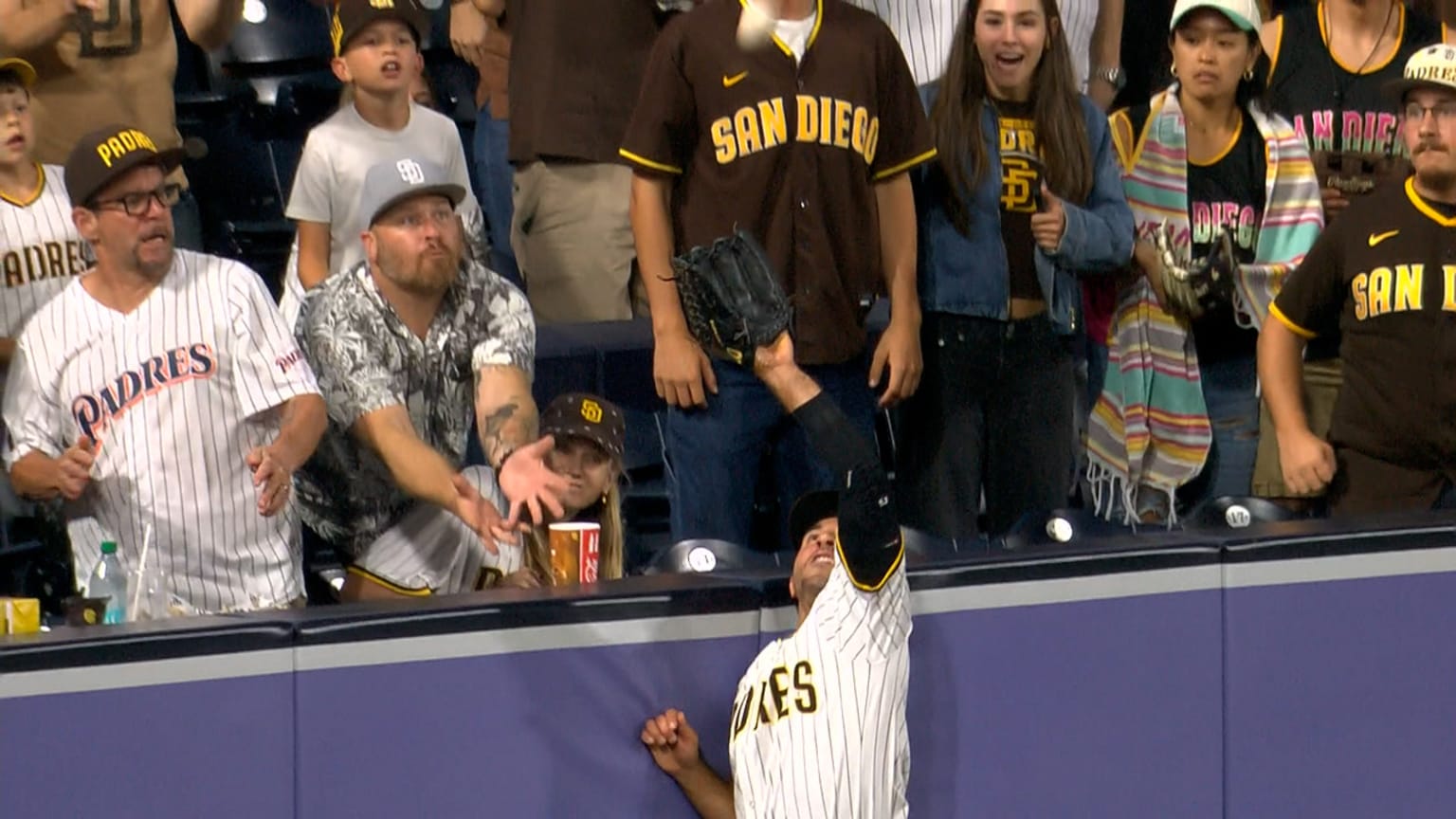 Ramón Laureano's incredible home run robbery | 09/10/2025 | MLB.com