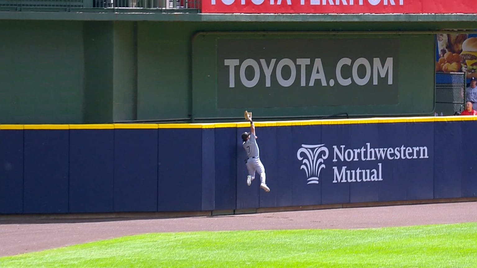 Dominic Fletcher's fantastic jumping catch | 06/02/2024 | Chicago White Sox