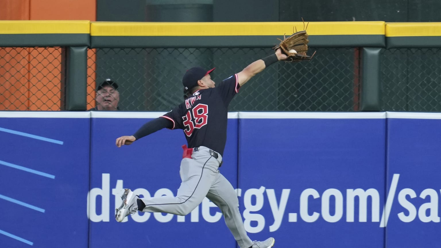 Steven Kwan's outstanding running catch | 09/17/2025 | MLB.com