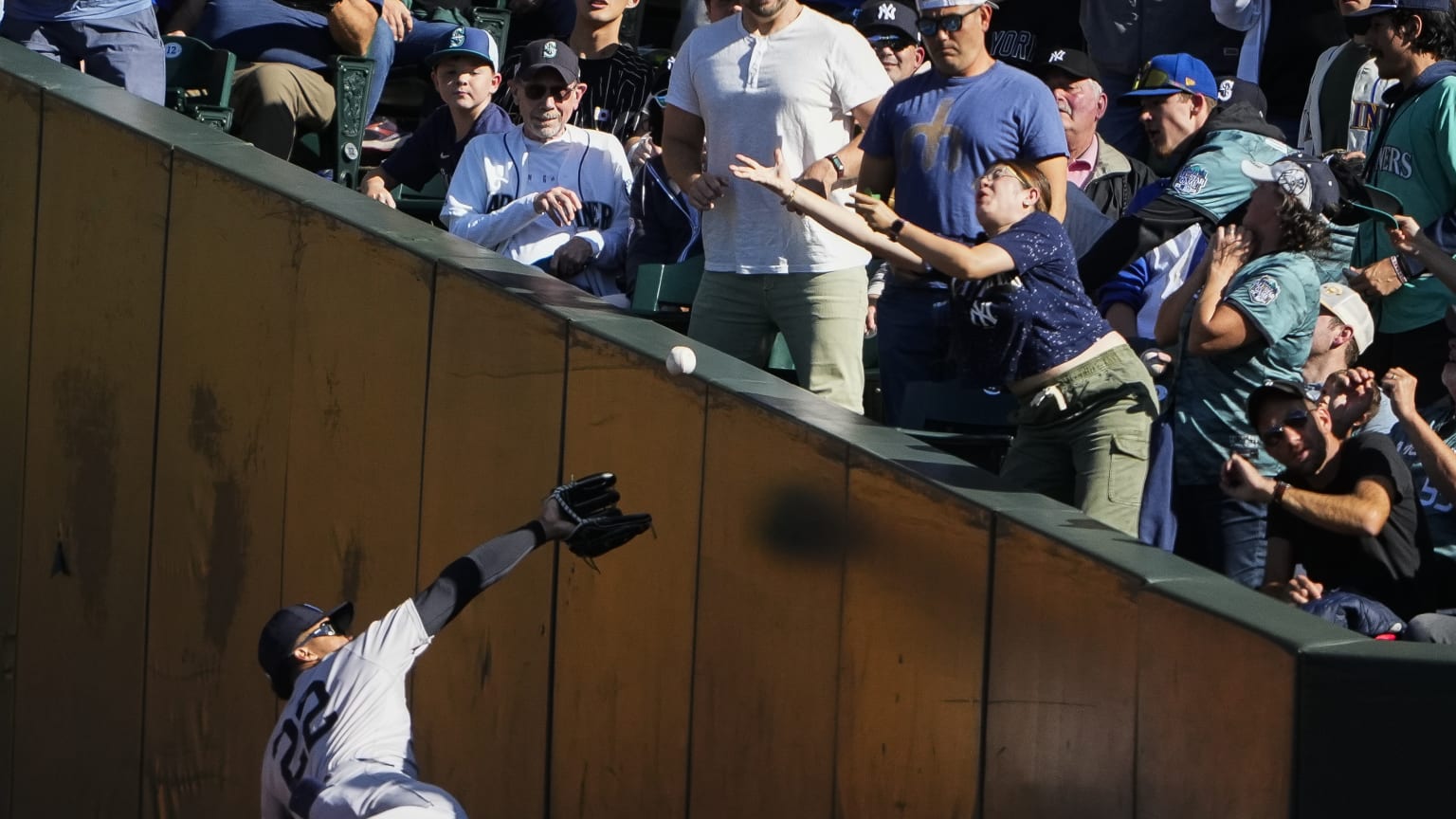Juan Soto's incredible sliding catch | 09/19/2024 | New York Yankees
