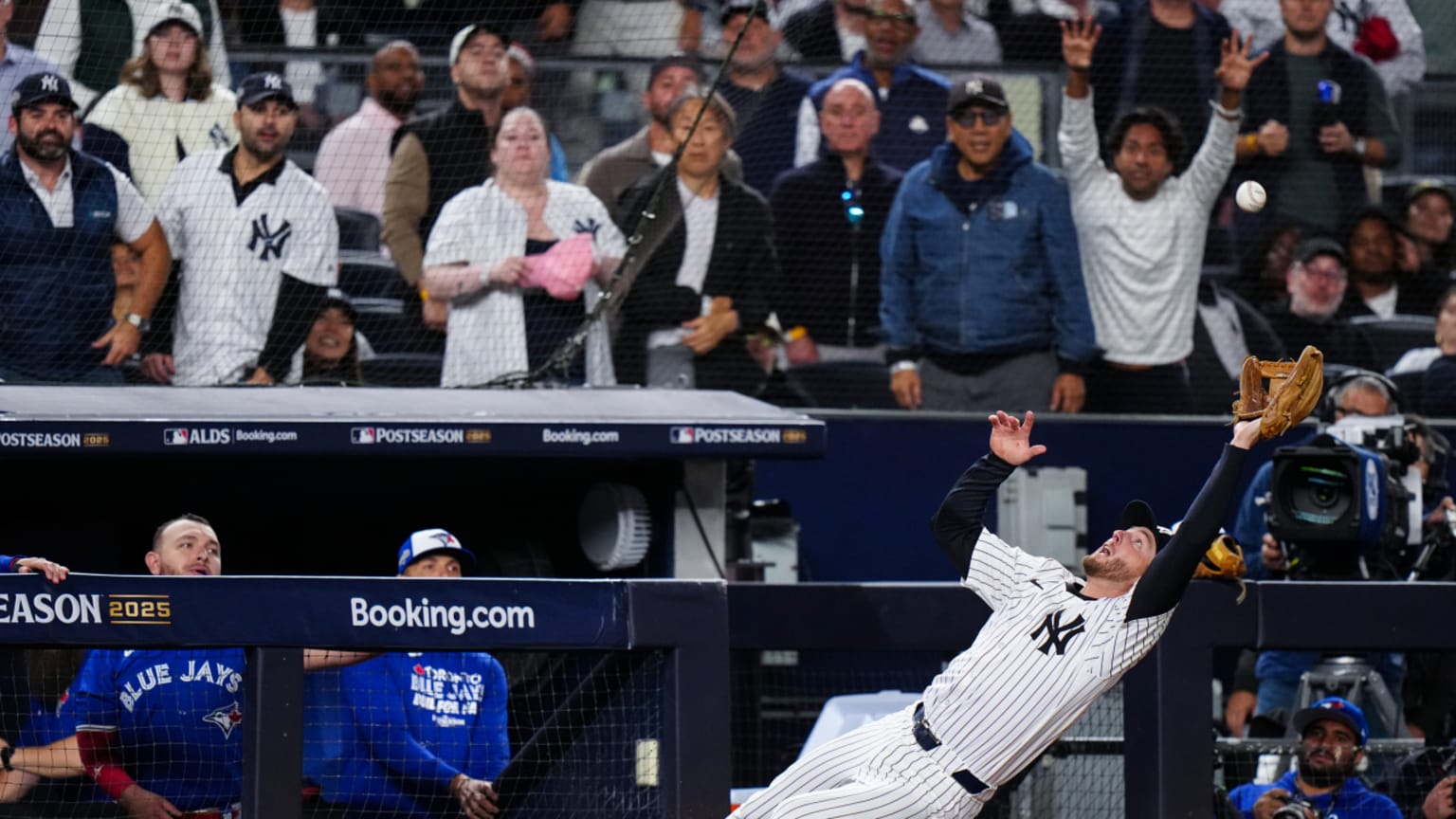 Daily Dash: Frelick's slide, McMahon's falling grab | 10/09/2025 | MLB.com