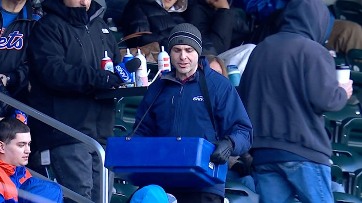 Steve Gelbs delivers hot chocolate to Mets fans | 04/08/2025 | MLB.com