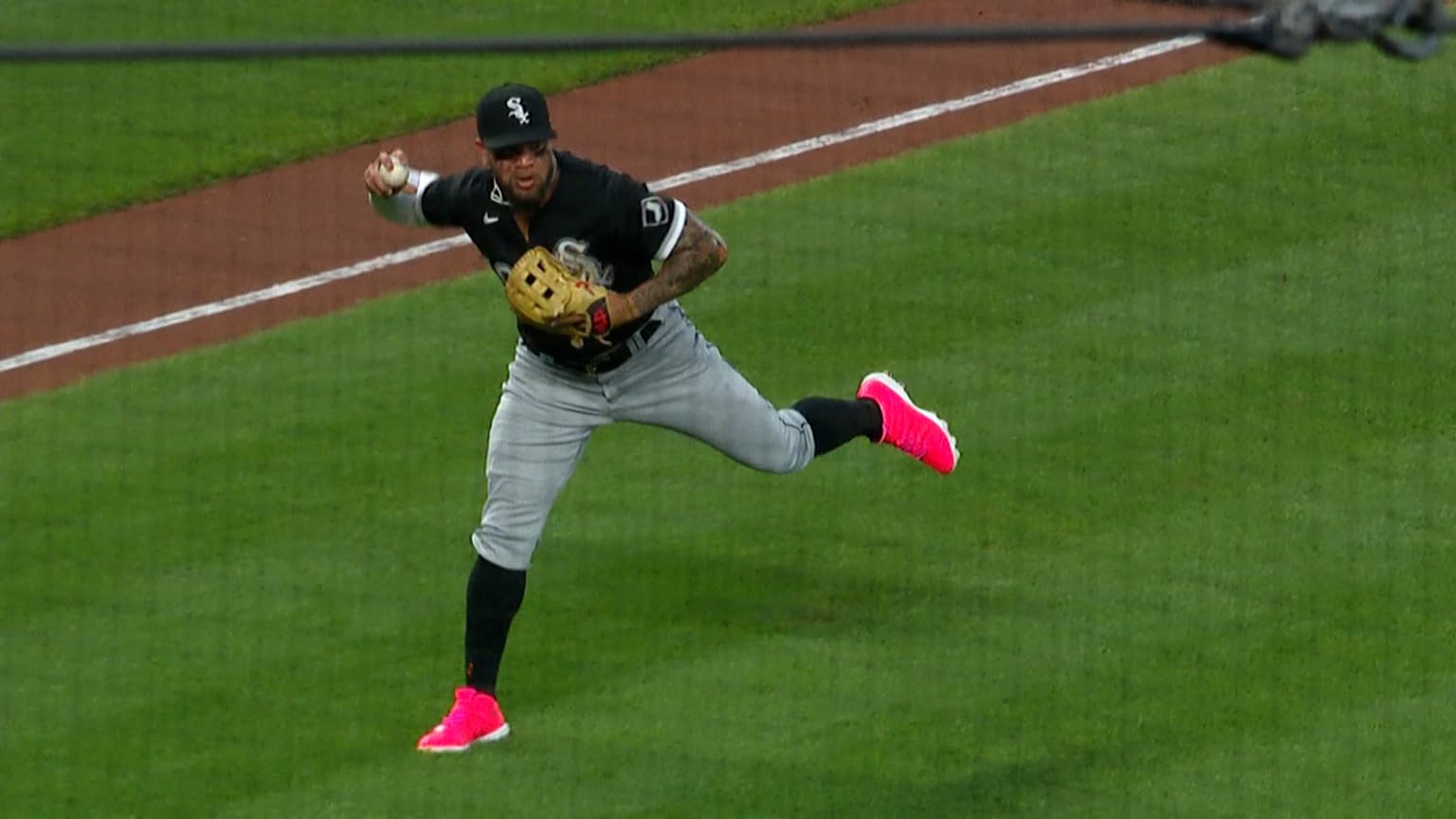 Yoán Moncada leaves early with an injury | 08/25/2022 | MLB.com