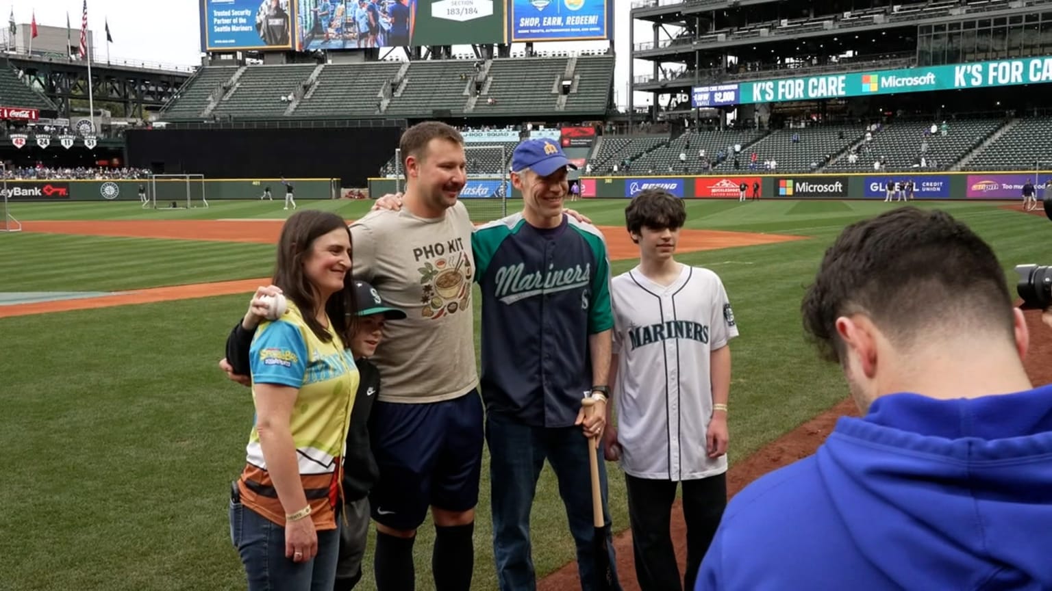 Cal Raleigh meets fan who caught 60th home run ball | 09/25/2025 | MLB.com