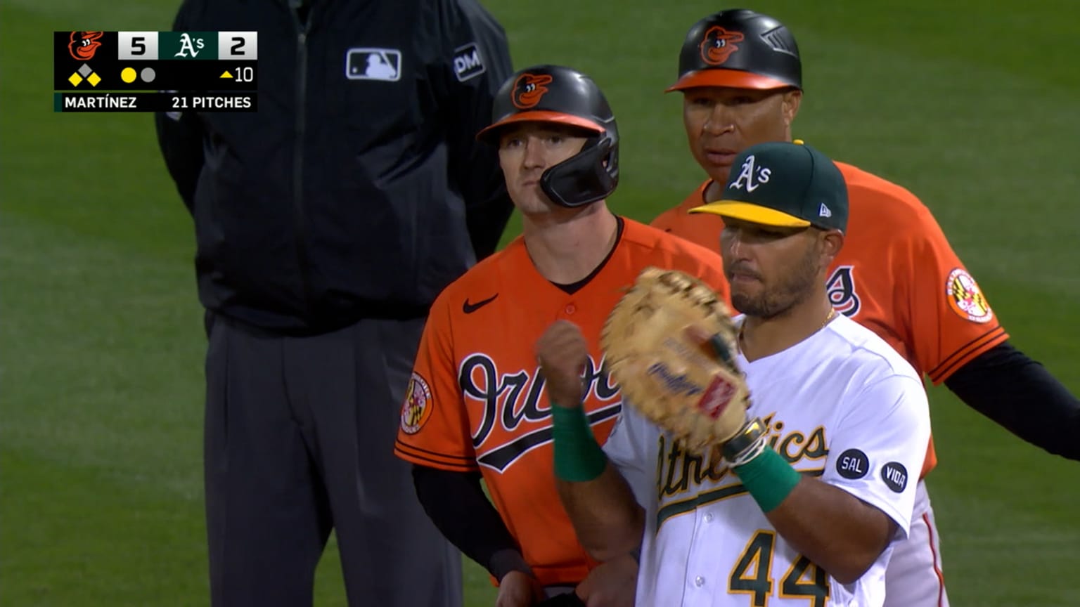 Austin Hays reaches on fielder's choice, one scores | 08/19/2023 ...