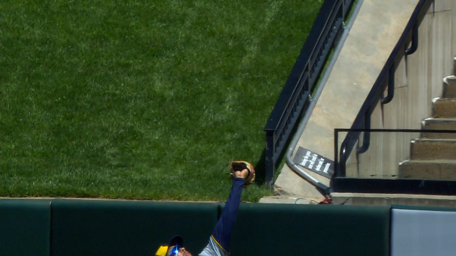 Daily Dash: Turang's great grab, Tatis' sliding catch | 04/22/2024 ...