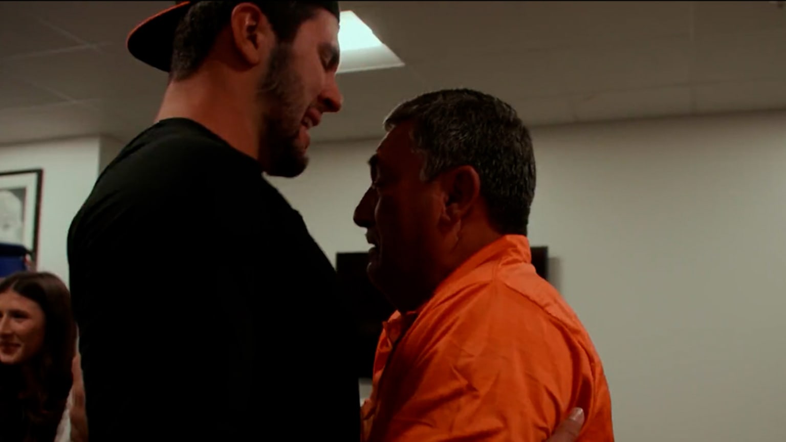 Grayson Rodríguez abraza a su padre tras debut en MLB | 05/04/2023 | Los Orioles de Baltimore