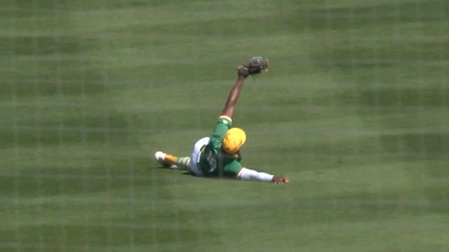 Denzel Clarke's impressive diving catch | 02/27/2025 | Athletics