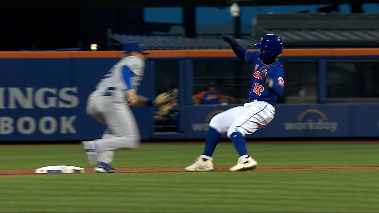 Austin Barnes nabs Francisco Lindor at second base | 08/30/2022 | Los ...