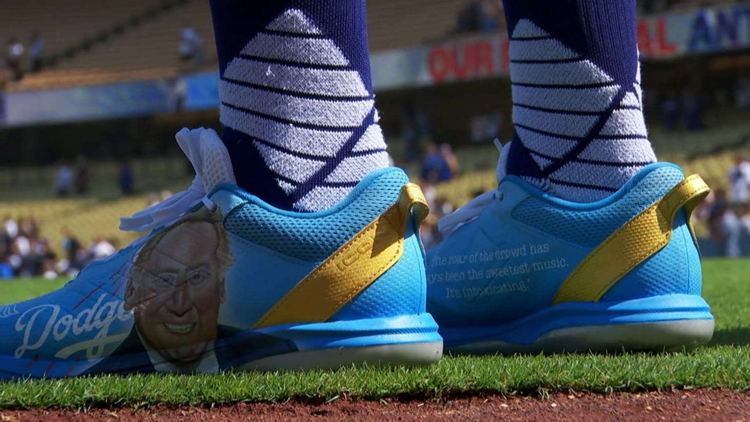 Justin Turner honors Vin Scully with cleats | 10/05/2022 | Los Angeles ...