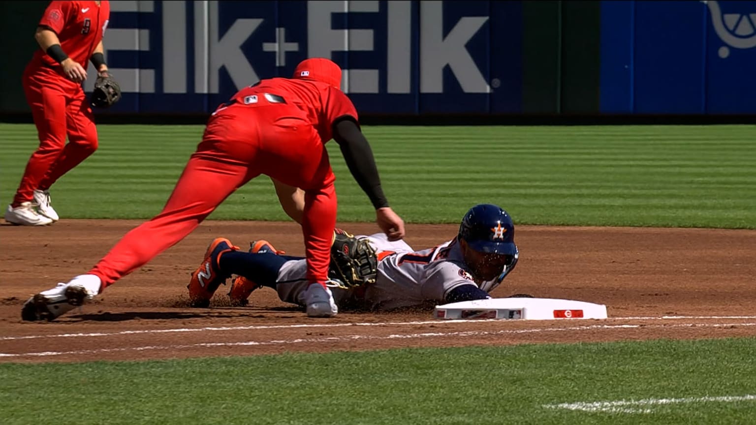 Chase Burns picks off Jose Altuve after review | 05/09/2026 ...
