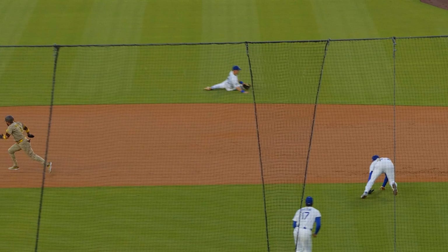 Tommy Edman's slick sliding stop | 06/16/2025 | Los Angeles Dodgers