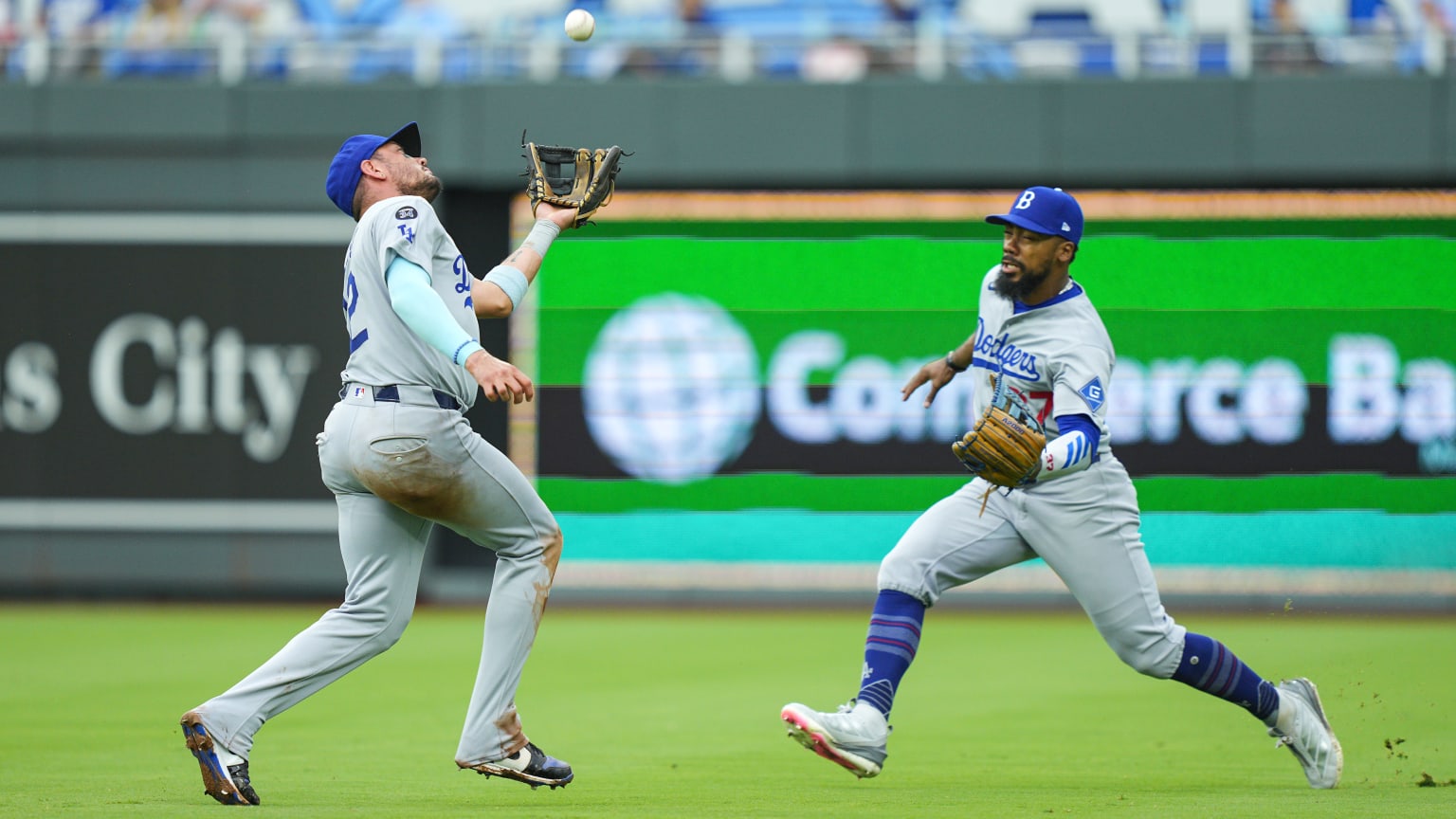 Miguel Rojas makes an over-the-shoulder catch | 06/29/2025 | Los ...