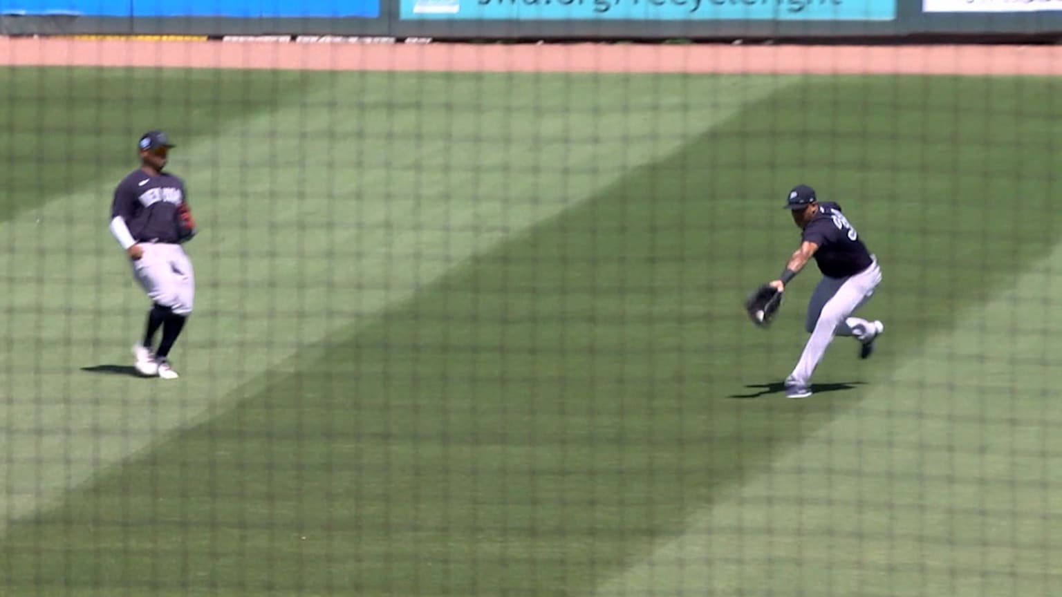 Aaron Hicks makes an epic backhanded running catch | 03/23/2023 | MLB.com
