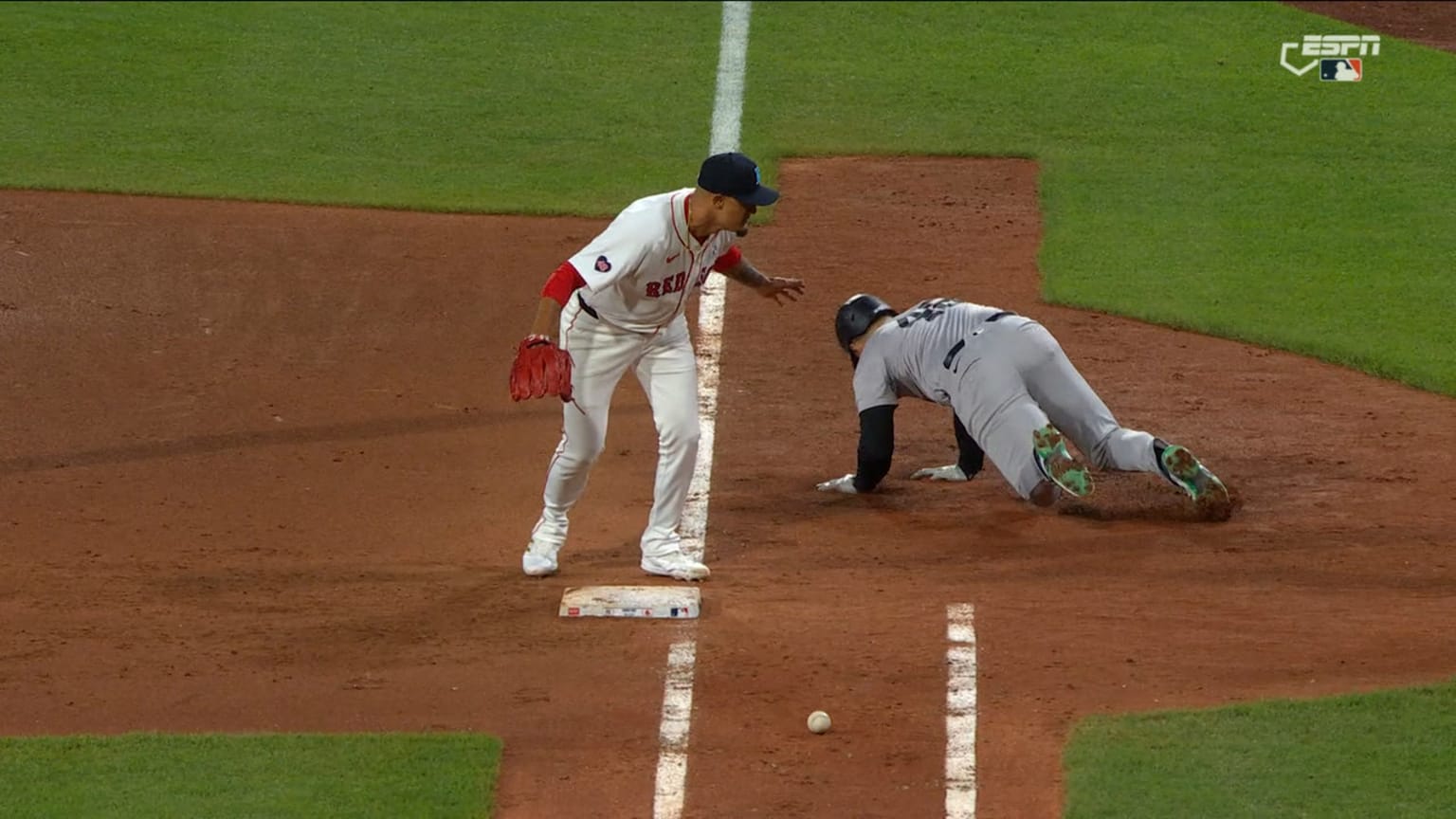 Anthony Rizzo exits the game with arm injury | 06/16/2024 | New York Yankees