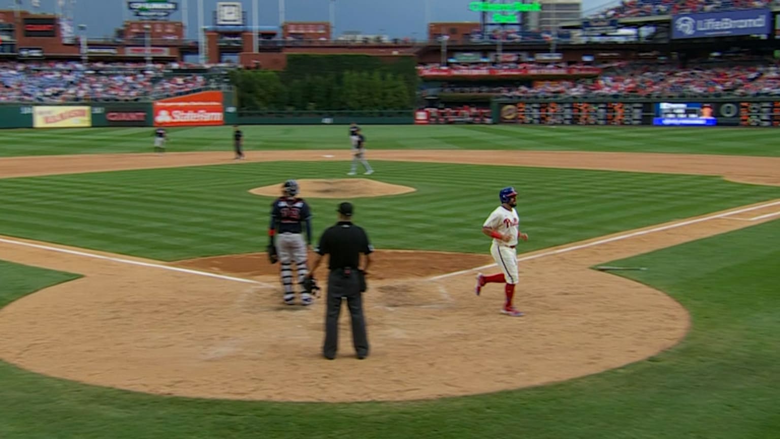 Bryce Harper scores Kyle Schwarber on a sac fly | 09/25/2022 ...