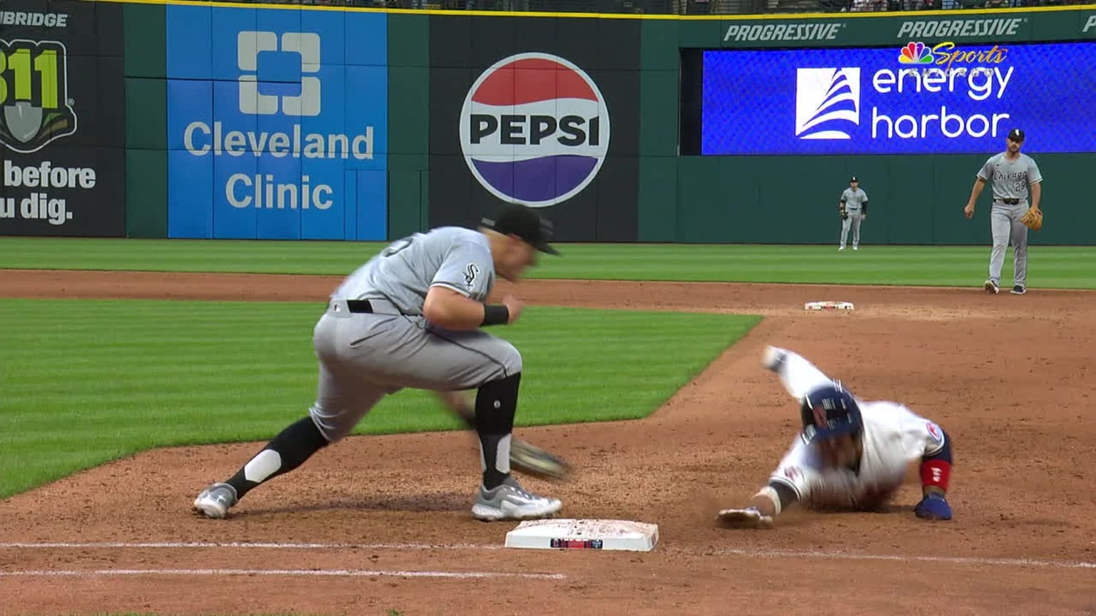 Jordan Leasure gets the pickoff to end the 5th | 04/09/2024 | Chicago ...