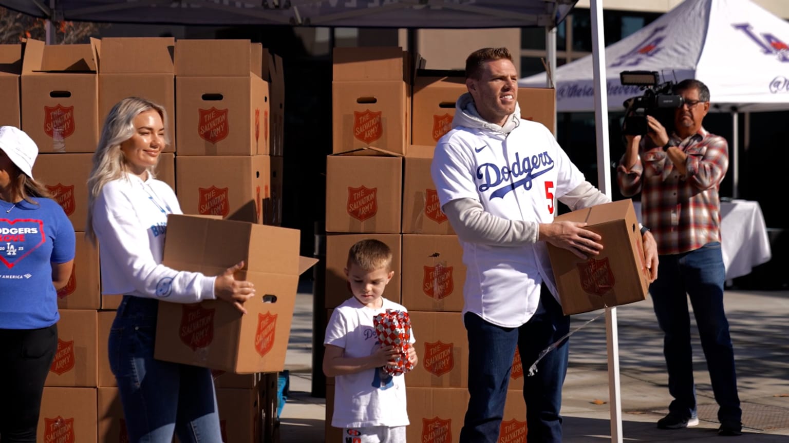 Freddie Freeman donates to the Salvation Army | 02/01/2023 | Los ... Freddie Freeman donates to the Salvation Army | 02/01/2023 | Los ...