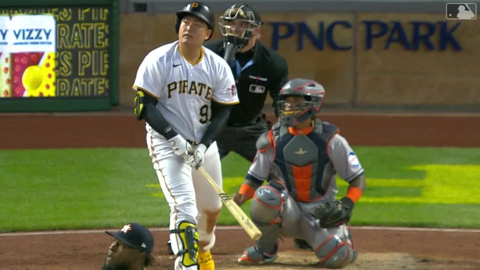 Ji Man Choi crushes a solo home run to right field | 04/11/2023 ...