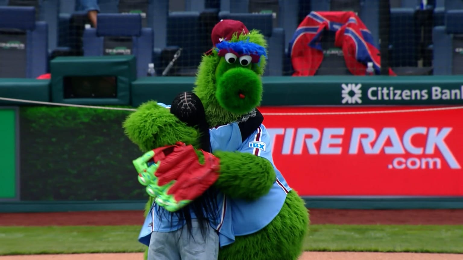 Mo'ne Davis throws out the first pitch | 04/03/2025 | Philadelphia Phillies