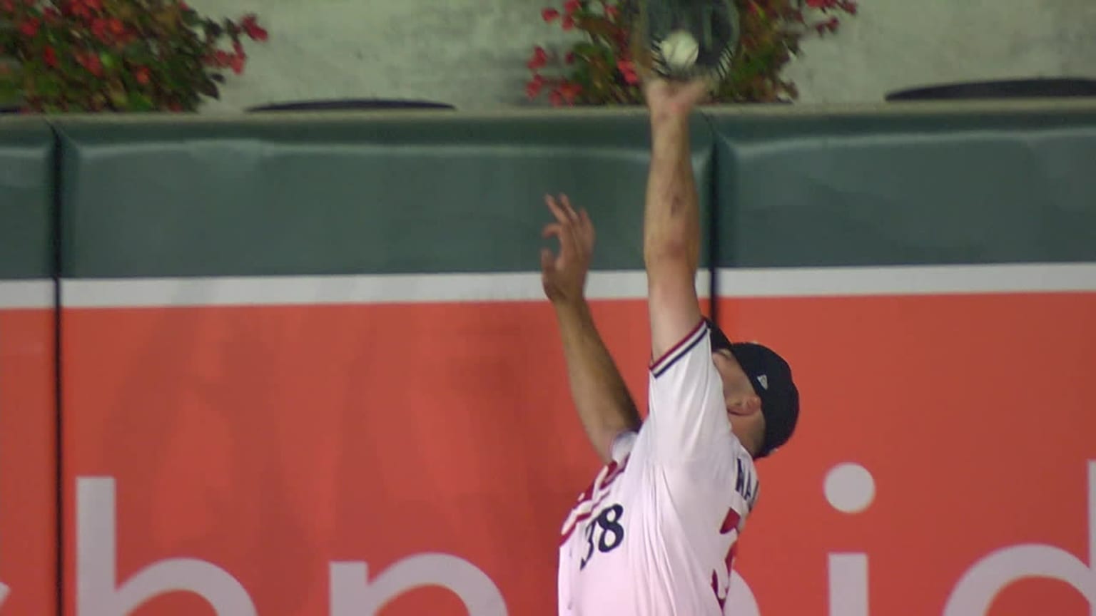Matt Wallner makes a leaping catch at left-field wall | 08/25/2023 ...