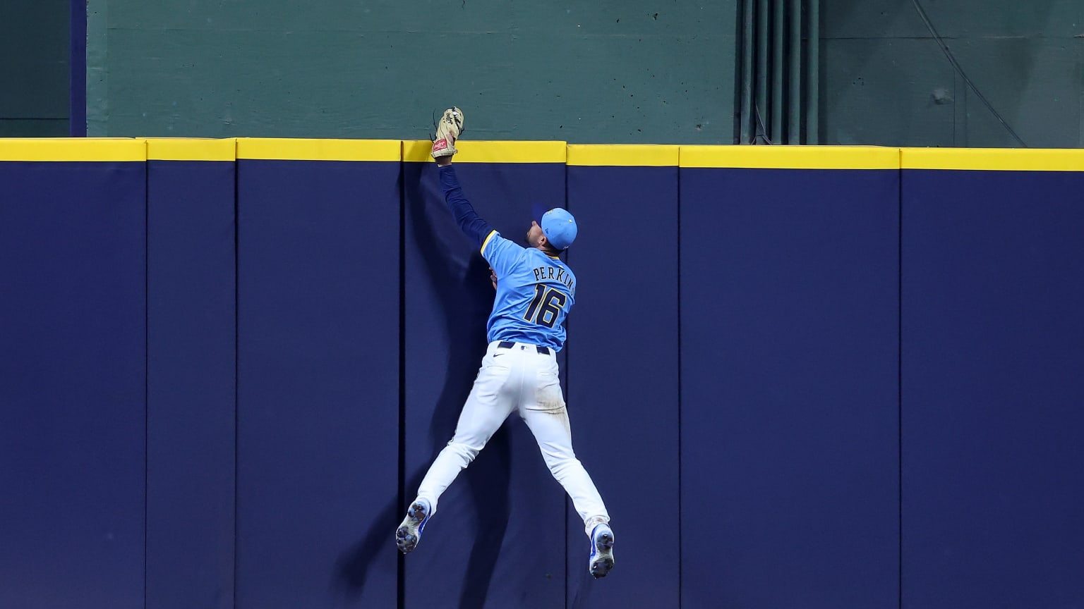 Blake Perkins' leaping catch | 05/31/2024 | Milwaukee Brewers