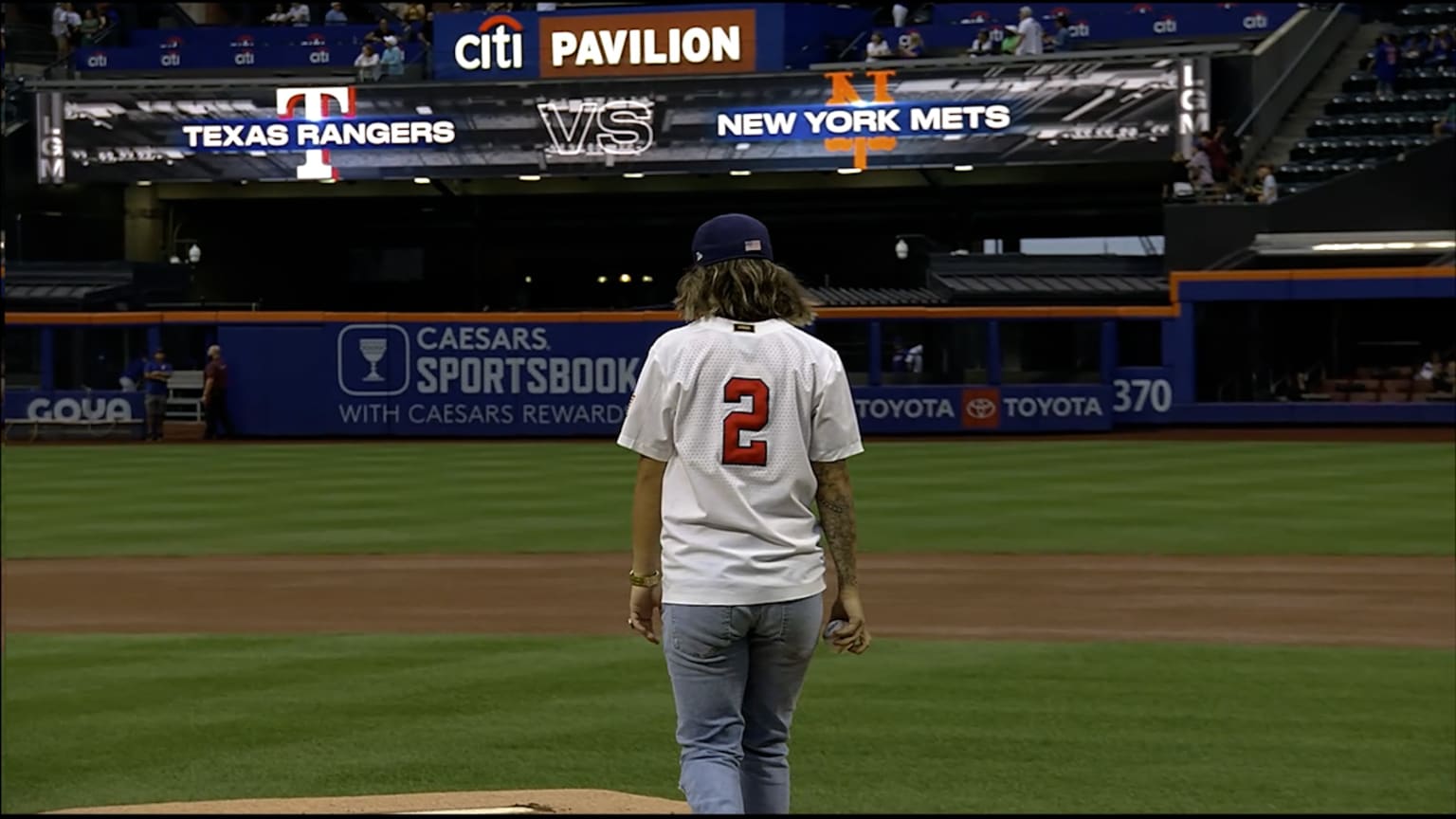 Benites tosses ceremonial first pitch at Citi Field | 08/30/2023 | New ...