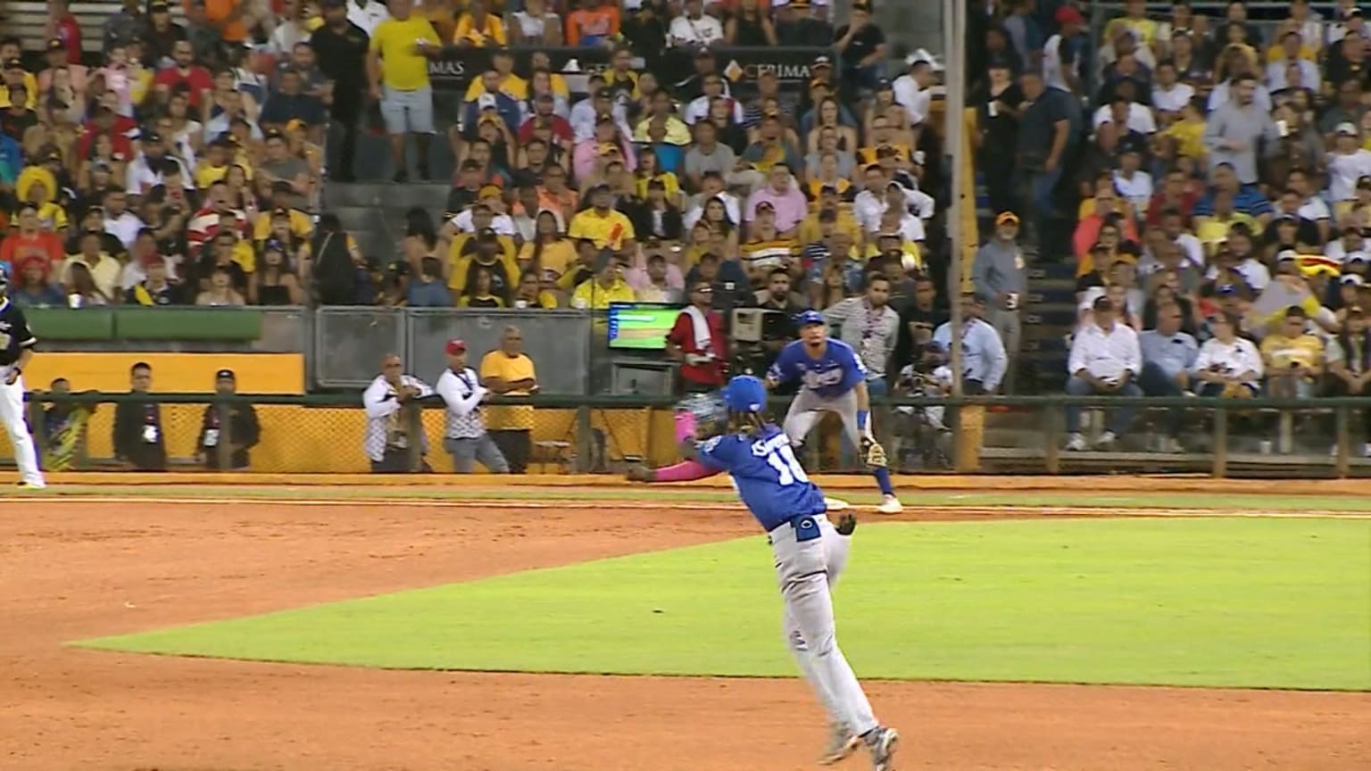 De La Cruz concreta notable jugada en el 6to | 19/11/2022 | Los Reds de Cincinnati