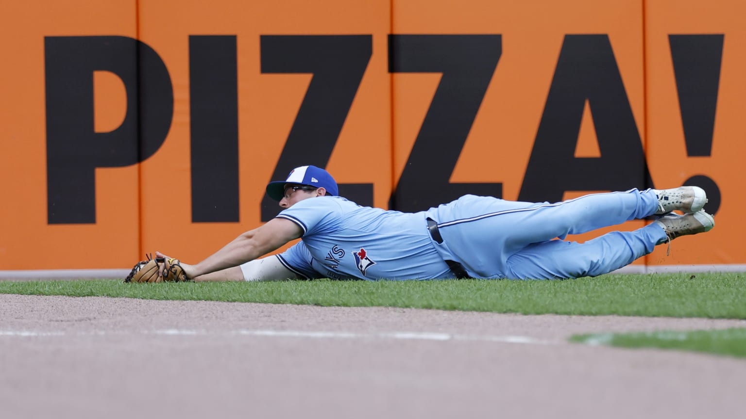 Davis Schneider's spectacular diving catch | 07/26/2025 | Toronto Blue Jays