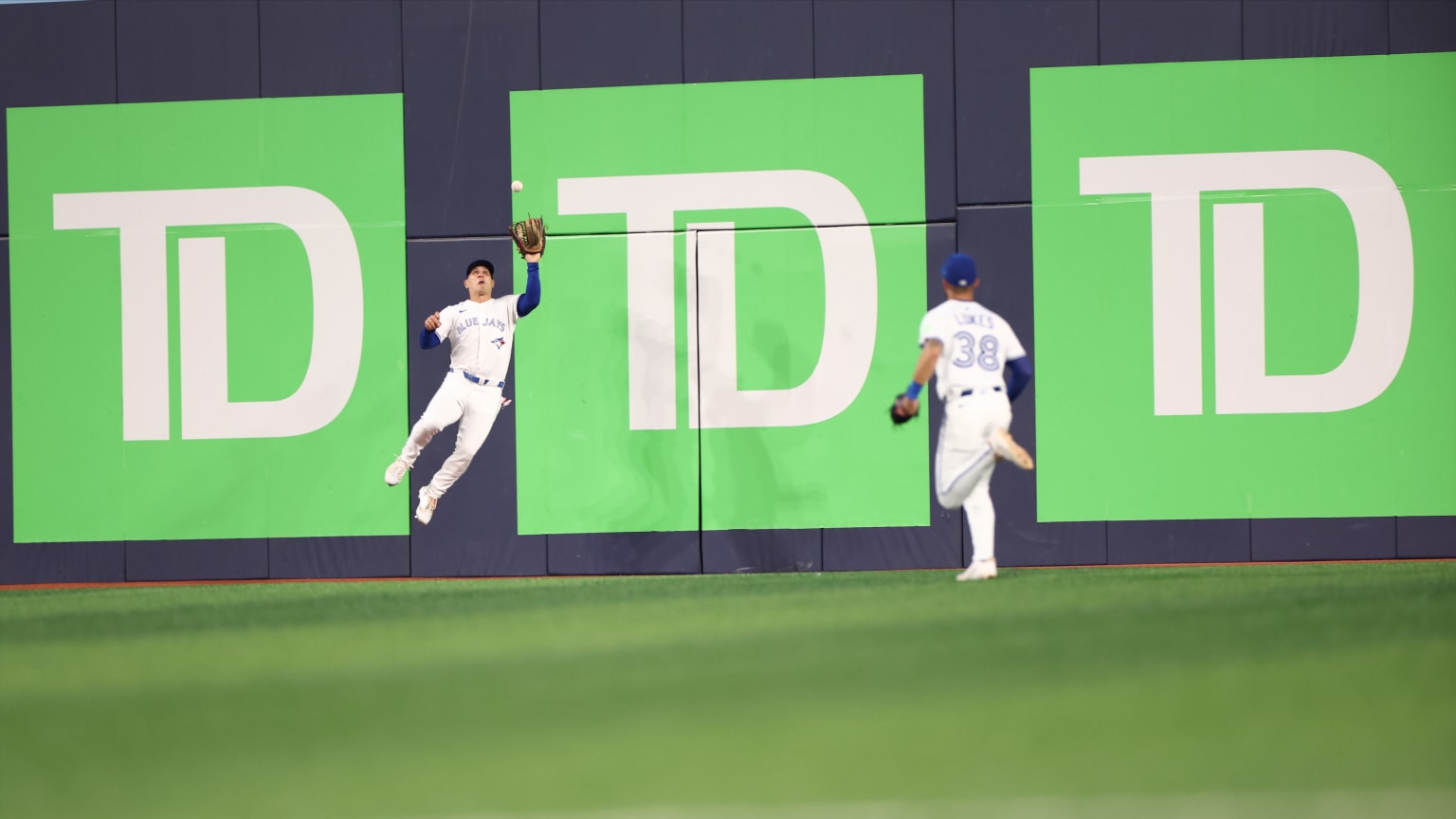 Daulton Varsho hits the wall for an amazing catch | 09/09/2025 | MLB.com