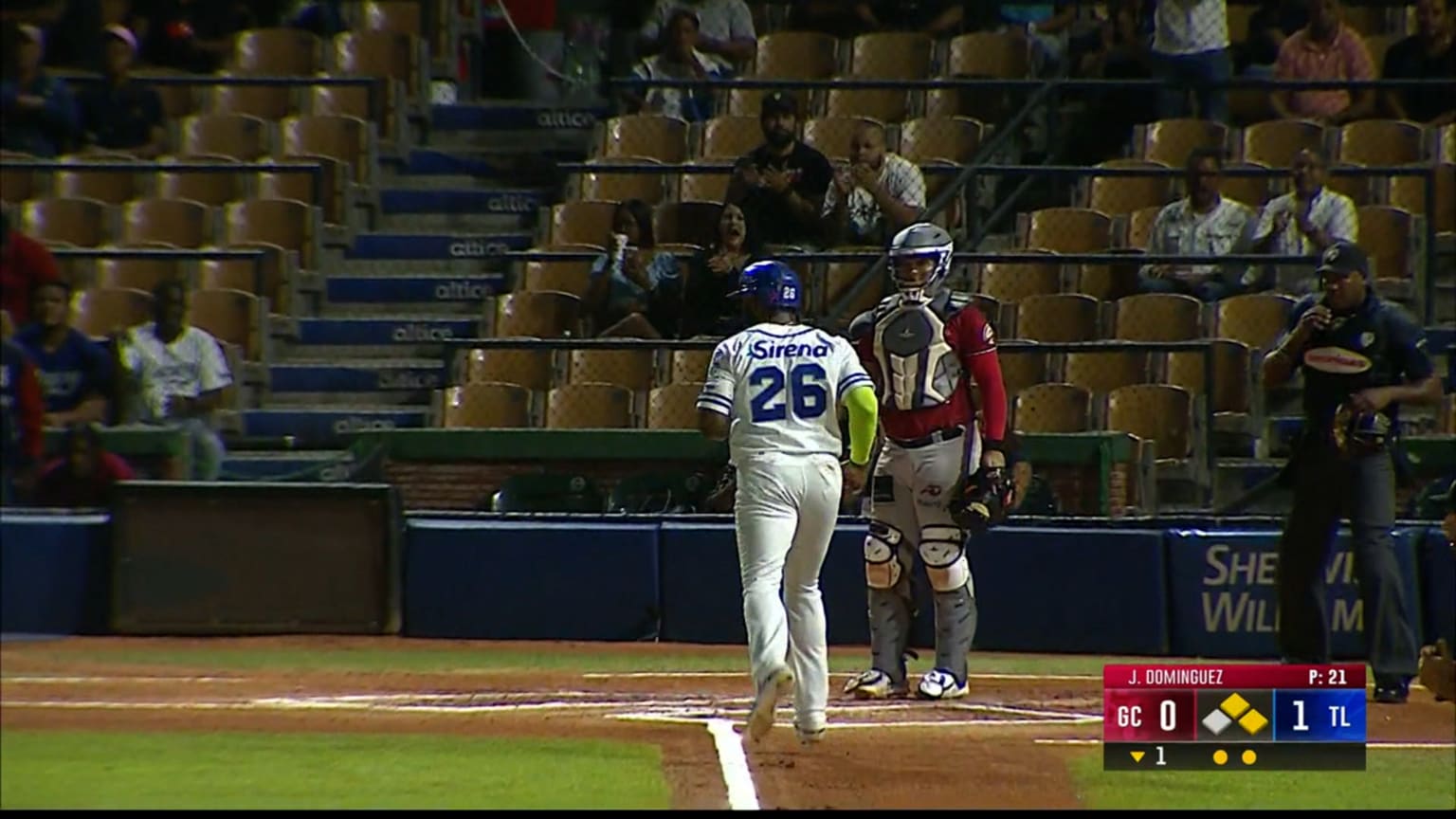 Licey toma la ventaja por error de Carreras | 23/11/2023 | Lasmayores.com