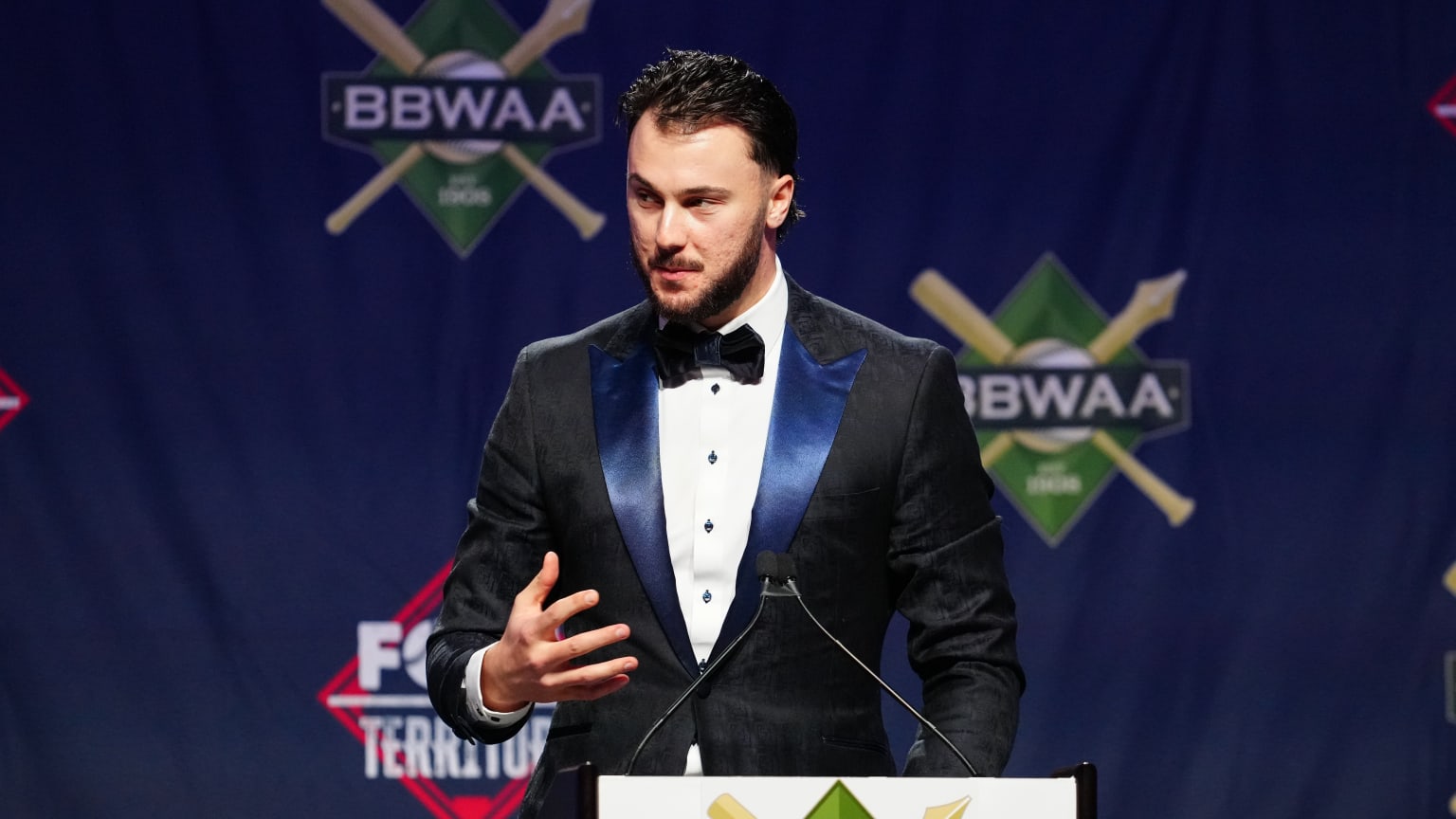 Paul Skenes receives NL Rookie of the Year Award | 01/26/2025 | MLB.com