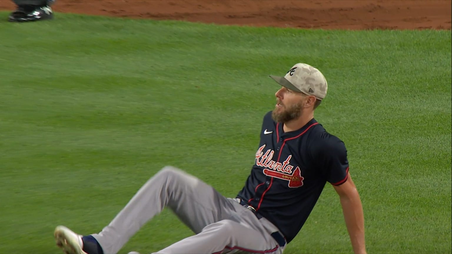 Chris Sale's slick defense | 05/16/2025 | Atlanta Braves